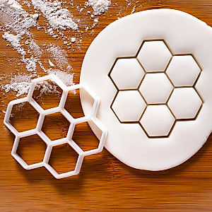 Honeycomb cookie cutter, 1 piece - Bakerlogy