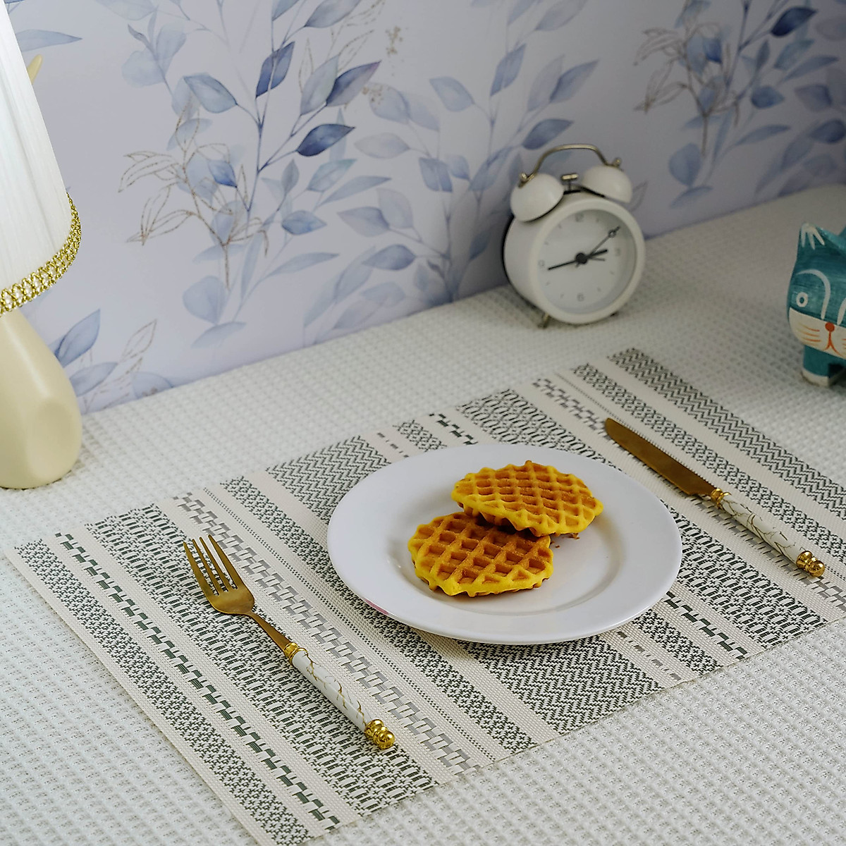 HeloHo Green Placemats Set of 4,Vinyl Table Place Mats Heat Stain Resistant Foldable Placemats Washable Wipeable Placemat for Kitchen Dining Table Decoration Indoor Outdoor