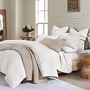 HiEnd Accents Verona Matelassé 3 Piece Super Queen Duvet Cover Set, Vintage White Cotton Medallion Pattern Bedding Set, Classic Chic Casual Farmhouse Bed Set, 1 Comforter Cover and 2 Pillow Shams