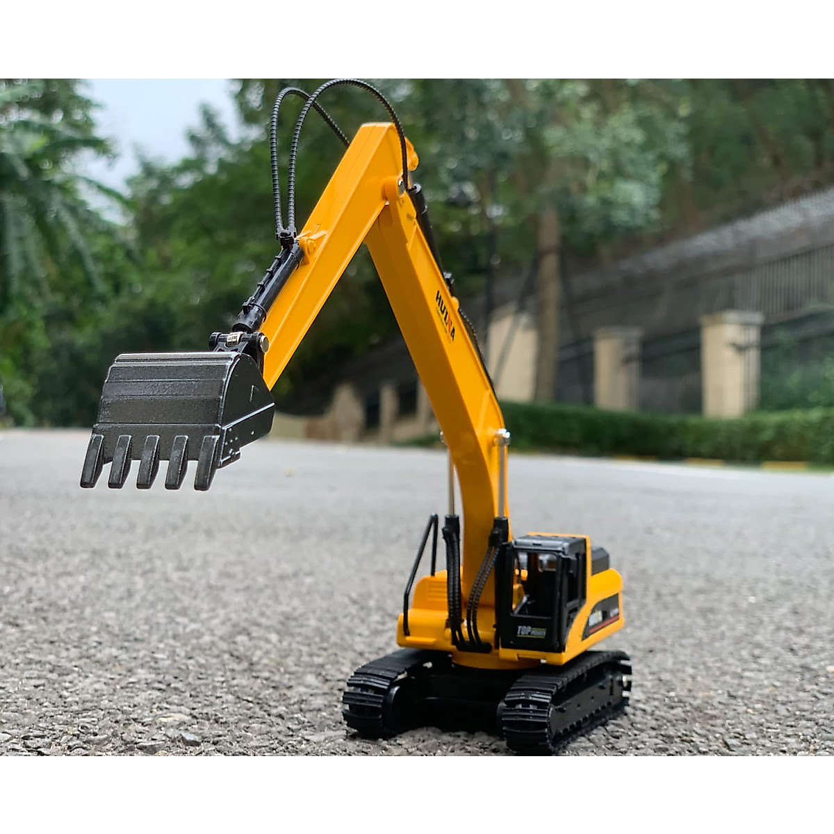 Gemini&Genius Long Reach Excavator Toy for Kids, Heavy Duty Construction Vehicle Digger Toys, 360-degree Rotatable Driver's Compartment, Multi-Jointed Movable Tracked Vehicle for Kids Gift (Yellow)