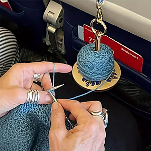 Portable Wooden Wrist Yarn Holder with Strap for Knitting and Crocheting, Yarn Ball Storage Stand, Prevents Yarn Tangling and Misalignment (Green)