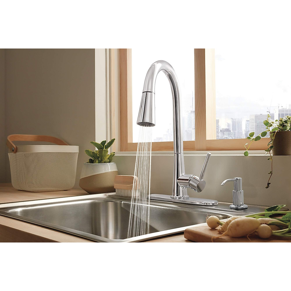 Peerless P7947LF Precept Pull-Down, 1.5 GPM Flow Rate, Chrome