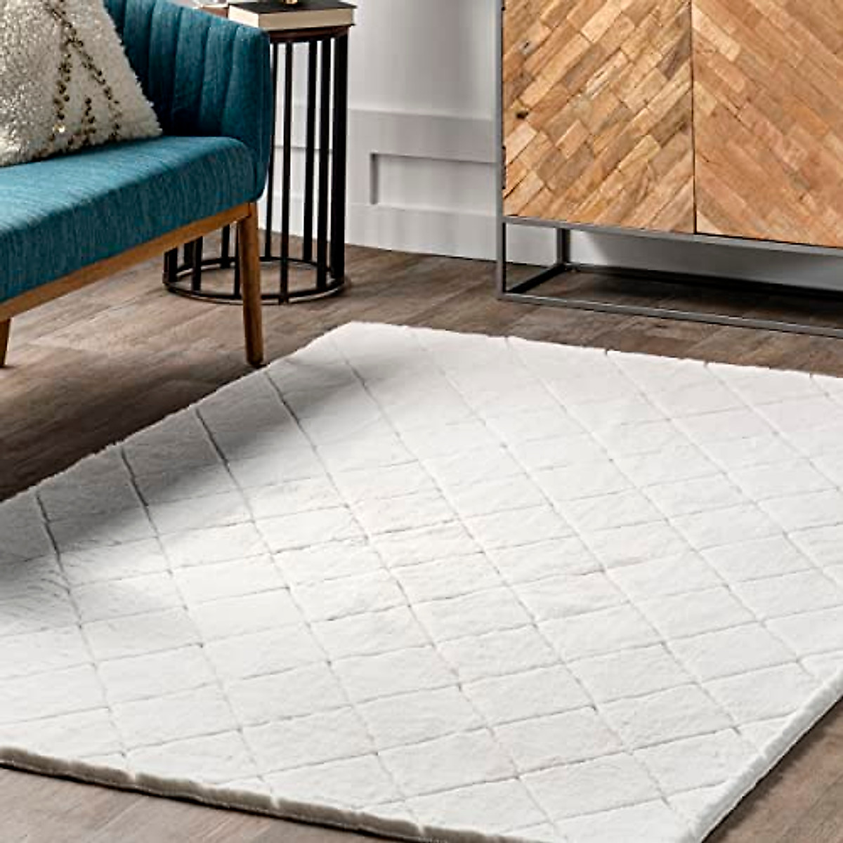 nuLOOM Amy Casual Faux Rabbit Machine Washable Area Rug, 3' 9" x 6', White