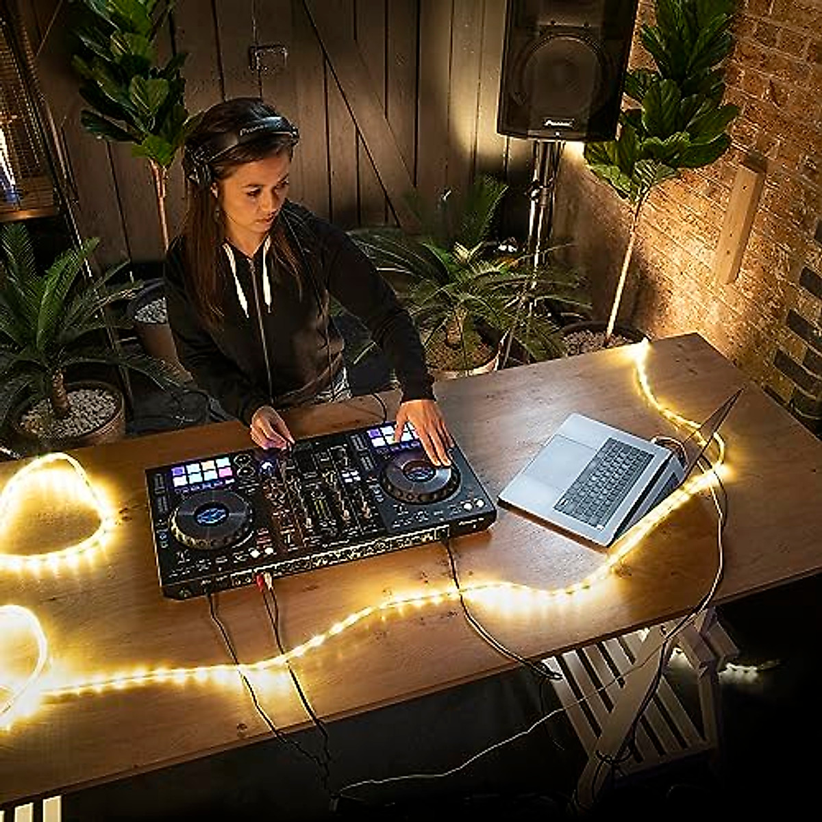 Pioneer DJ DDJ-800 2-Deck Rekordbox DJ Controller