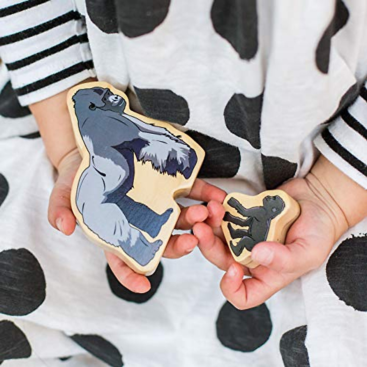 THE FRECKLED FROG FF436 Animal Families - Set of 24 - Ages 12m+ - Matching Game with Animal Fathers, Mothers and Babies - Wooden Animal Blocks for Toddlers - Double-Sided