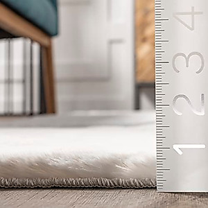 nuLOOM Amy Casual Faux Rabbit Machine Washable Area Rug, 3' 9" x 6', White