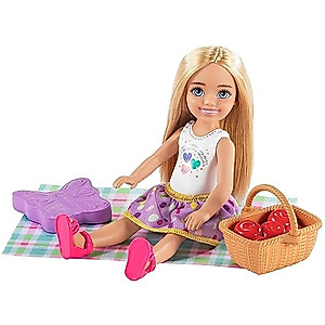 Barbie Chelsea Picnic Playset with Chelsea Doll (6-in Blonde), Pet Kitten, Picnic Table, Umbrella, Basket & Accessories, Gift for 3 to 7 Year Olds