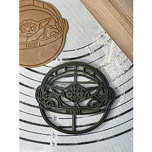 Premium Star Wars Exclusive The Mandalorian The Child in Hovering Pram Baby Yoda Grogu in a Stroller Cookie Cutter Mold 4.5-Inch-Scale Produced by 3D Kitchen Art