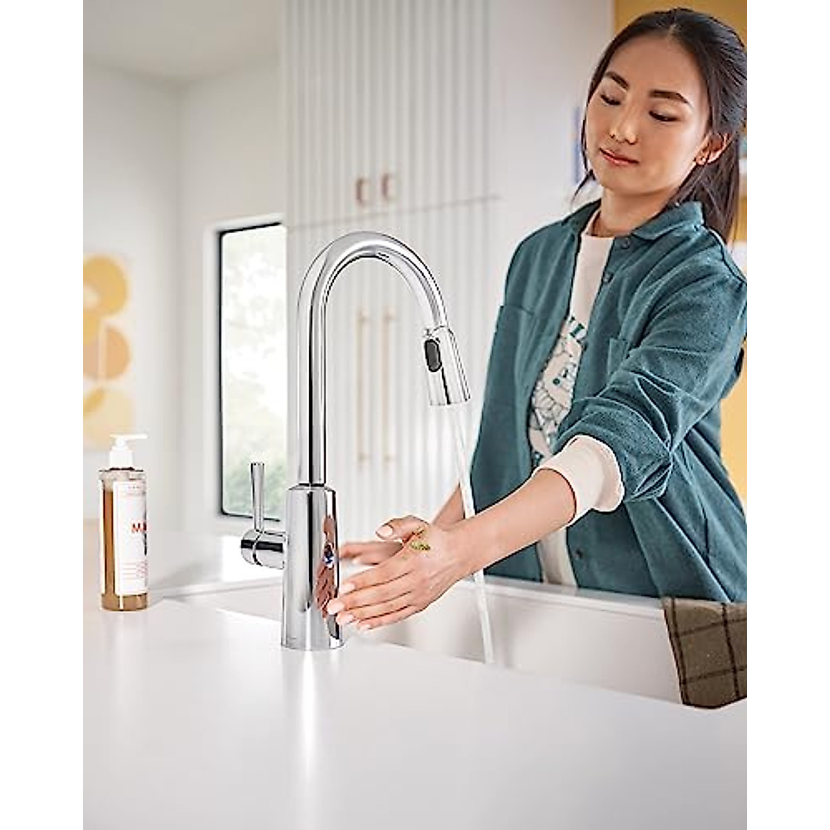 Moen 7402EW Riley Single Handle Chrome High Arc Pull Down Kitchen Faucet with Motionsense Wave, Power Clean Spray Technology, and Reflex System, Sensor, Modern, Aa Batteries