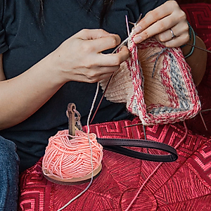 Portable Wrist Yarn Holder, Wooden Spinning Yarn Thread Holder - Prevents Yarn Tangling and Misalignment, Ultimate Companion for Every Knitting and Crochet Enthusiast, Random Style