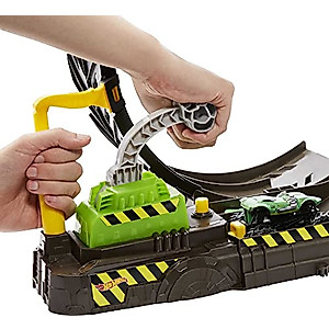 ​Hot Wheels Monster Truck Epic Loop Challenge Play Set with Truck and car