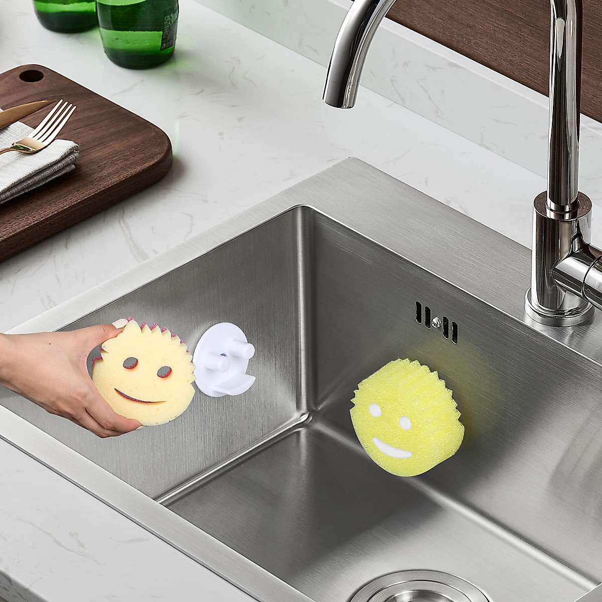 Sponge Holder, Sink Caddy for Scrub Sponges with Suction Cup Installation, Kitchen/Bathroom Sink Sponge Storage, Self Draining, Dishwasher Safe for Holding Smiley Sponges (Sponges Not Included),1pcs