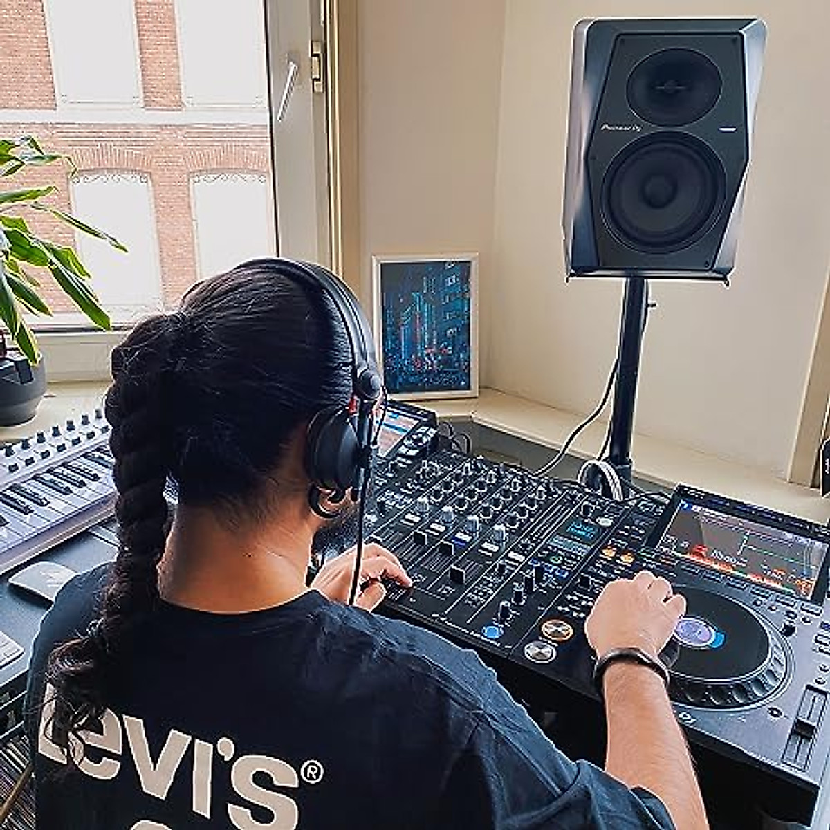 Pioneer DJ VM-70 6.5-inch Active Monitor Speaker - Black