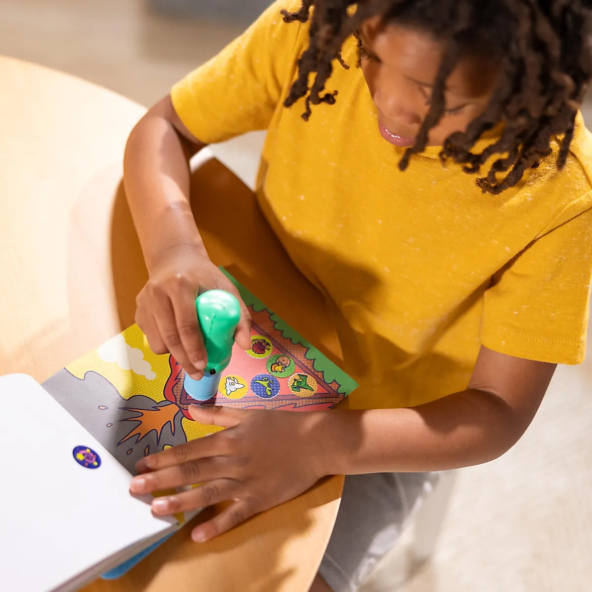 Melissa & Doug Sticker Wow!™ 24-Page Activity Pad and Sticker Stamper, 300 Stickers, Arts and Crafts Fidget Toy Collectible Character – Dinosaur Creative Play Travel Toy for Girls and Boys 3+,