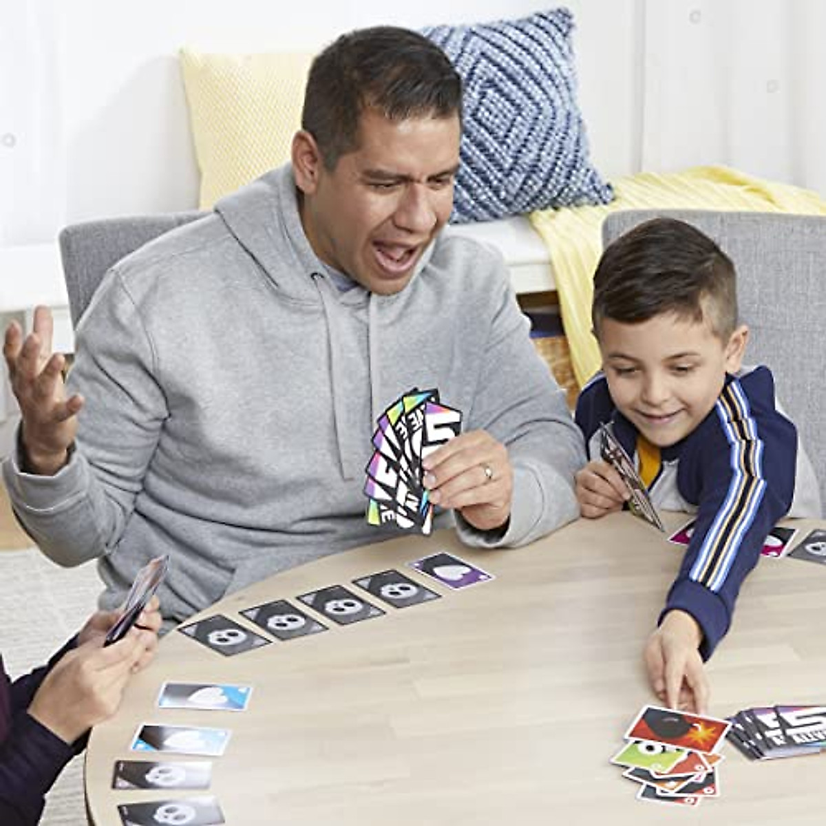 Hasbro Disney Frozen Five Alive Card Game, Quick Game for Kids and Families, Easy to Learn Family Game from 8 Years, 5 Alive Card Game for 2-6 Players