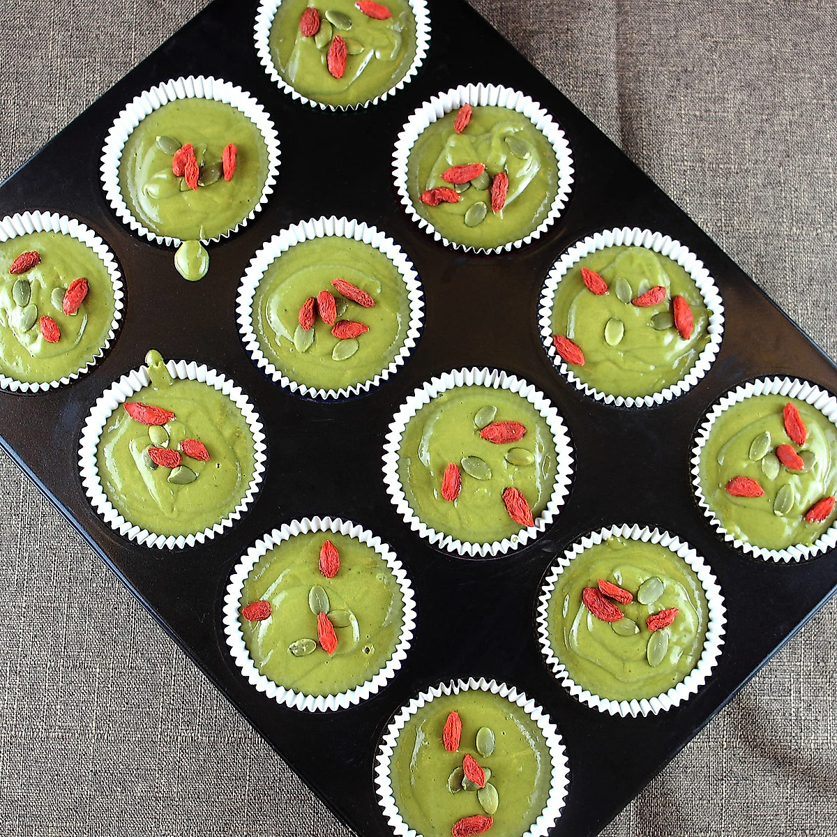 Foil Cupcake Liners, Baking Cups Standard Muffin Wrappers for Party, 100 Pack (Gold)