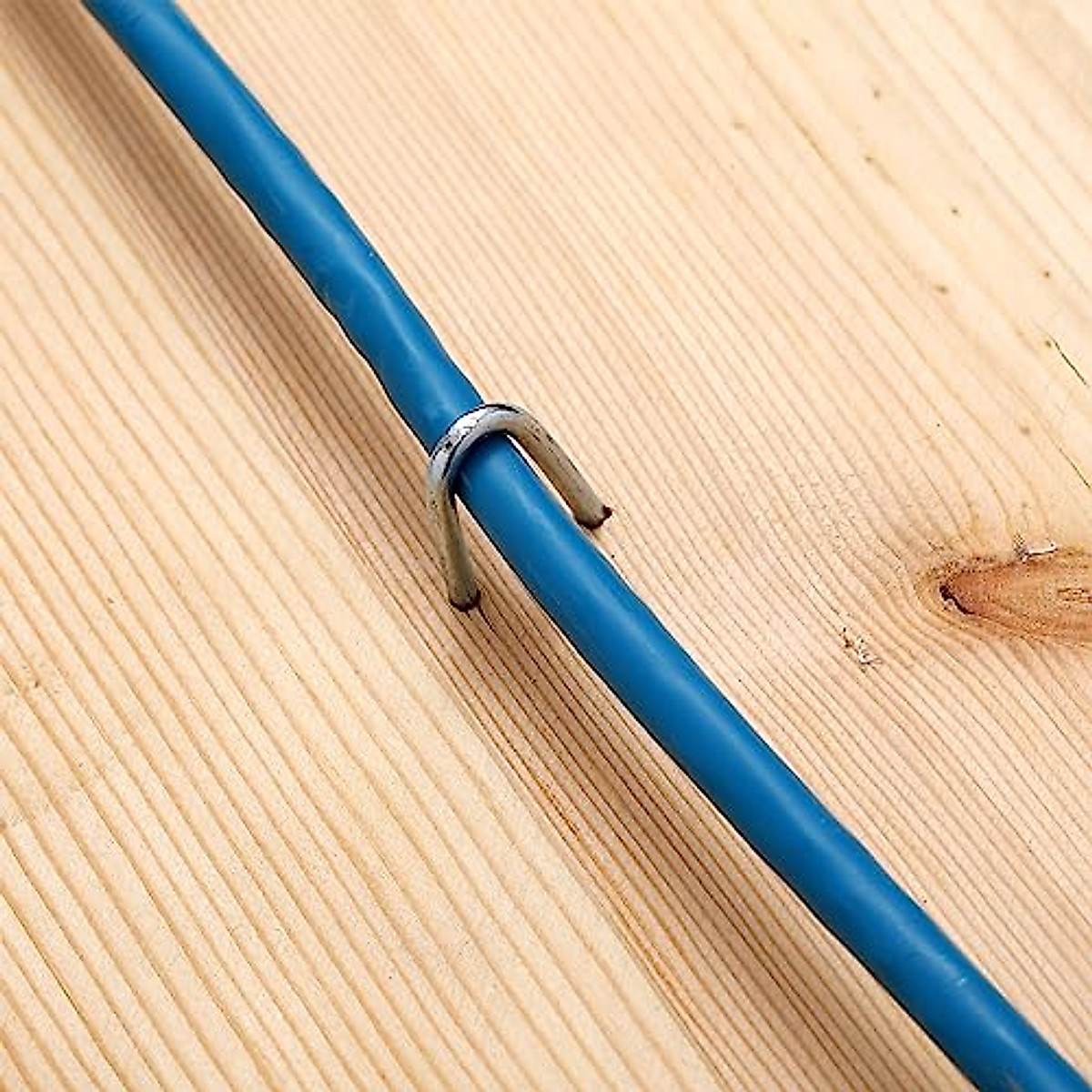 Therwen U Shaped Nails Wire Fence Staples Nails, 1 Inch Steel Fencing Spike, Galvanized U Shaped Fasteners Spike for Fixing Wire Woven and Mesh Fencing, Corrosion and Rust Resistant(500 Pcs)