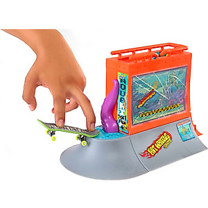 Hot Wheels Skate Aquarium Skatepark Playset Designed with Tony Hawk, Includes Tony Hawk Fingerboard & 1 Pair of Removable Skate Shoes