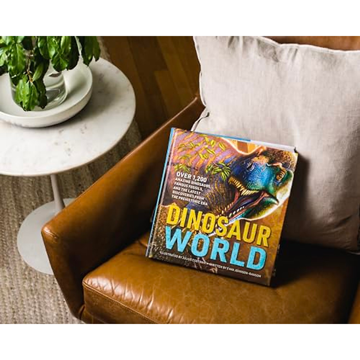 Dinosaur World: Over 1,200 Amazing Dinosaurs, Famous Fossils, and the Latest Discoveries from the Prehistoric Era (Explore The Mesozoic Era with Over 1,200 Dinosaur Species)