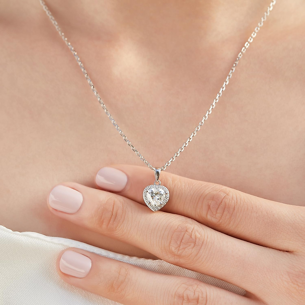 MomentWish Moissanite Necklace for Women, Anniversary Necklace for Wife, 1Carat Simulated Moissanite Diamond Heart Necklaces for Women