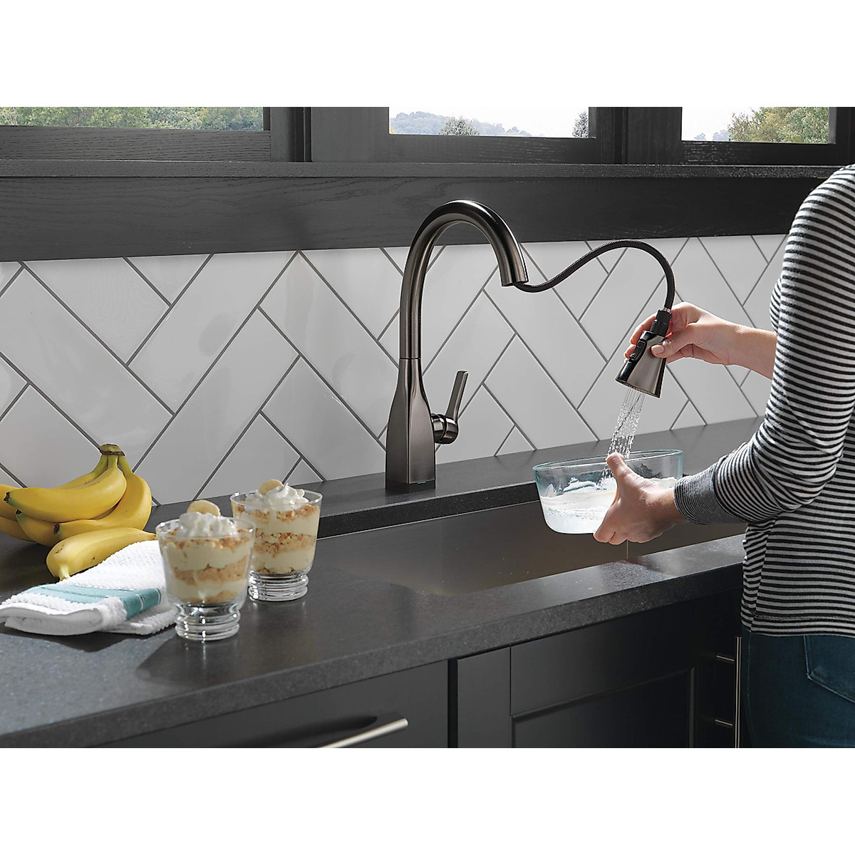 Delta Faucet Mateo Touch Kitchen Faucet, Black Kitchen Faucets with Pull Down Sprayer, Kitchen Sink Faucet, Touch Faucet for Kitchen Sink, Delta Touch2O Technology, Black Stainless 9183T-KS-DST