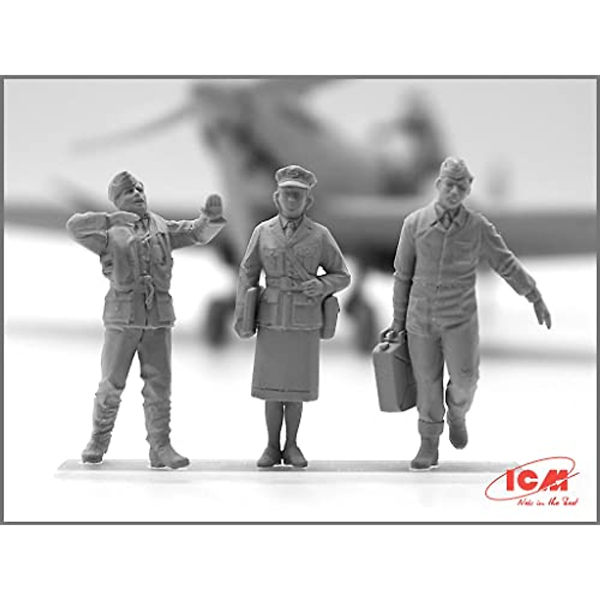 ICM 48081 - RAF Pilots and Ground Personnel (1939-1945) (7 Figures - 3 Pilots, 3 Mechanics, 1 Wren Member, and Dog Figure) - Scale 1:48
