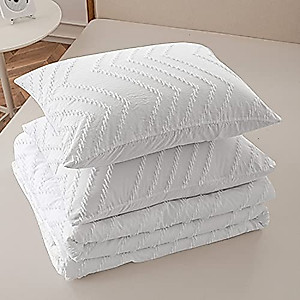 SLEEPBELLA Queen Comforter Set - White Tufted Bedding - Lightweight & Fluffy All-Season Comforter for Queen Bed (90x90In Comforter & 2 Pillowcases)