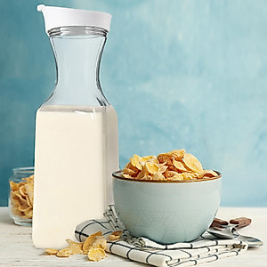 DilaBee Plastic Water Pitcher With Lid - Square Carafe Pitchers for Drinks, Milk, Smoothie, Iced Tea, Mimosa Bar Supplies - BPA-Free - NOT DISHWASHER SAFE (2, Clear, 32 Ounce)