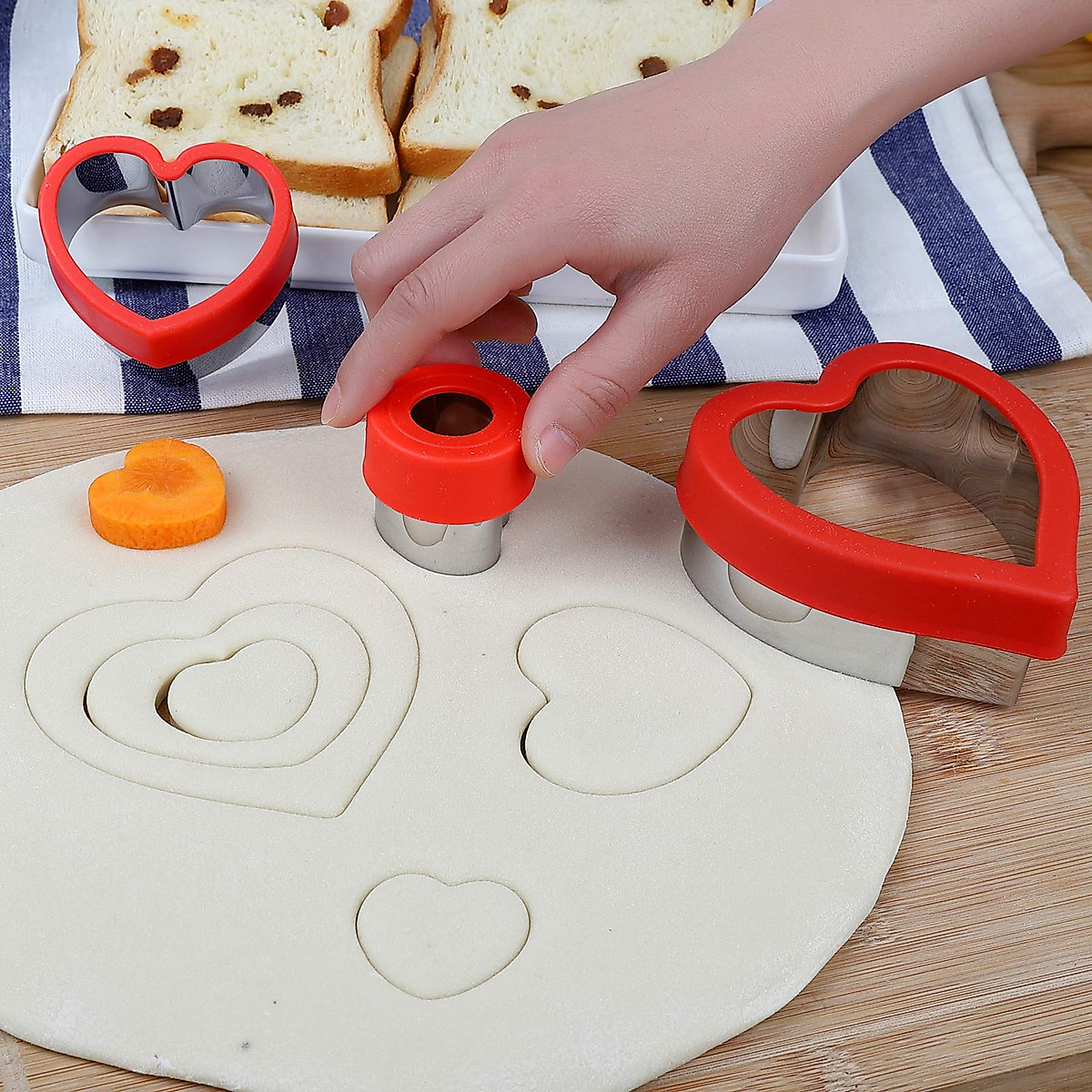 Love Heart Shape Cookie Cutters, Baking Vegetable Shape Cutters, Mini & Medium & Large Cookie Cutters,The Valentine’s Day Cookie Cutters with Red Color Biscuit Molds Fondant Cake Cookie Cutter Set