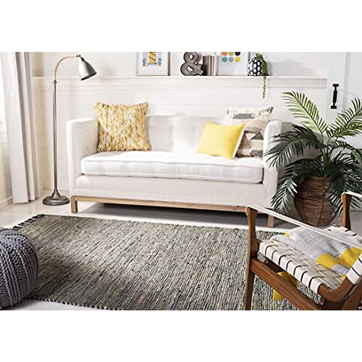 SAFAVIEH Vintage Leather Collection Accent Rug - 4' x 6', Grey, Handmade Boho Fringe Leather & Jute, Ideal for High Traffic Areas in Entryway, Living Room, Bedroom (VTL203F)
