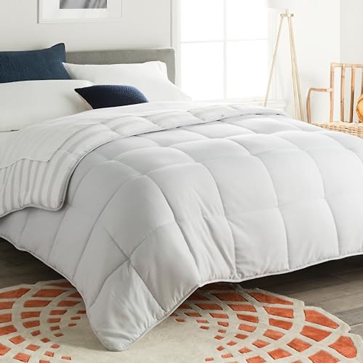 Edredón Acolchado con Plumón Alternativo para Cualquier Temporada Linenspa|Relleno de Microfibra Suave e Hipoalergénico|Gris/Blanco a Raya, Individual