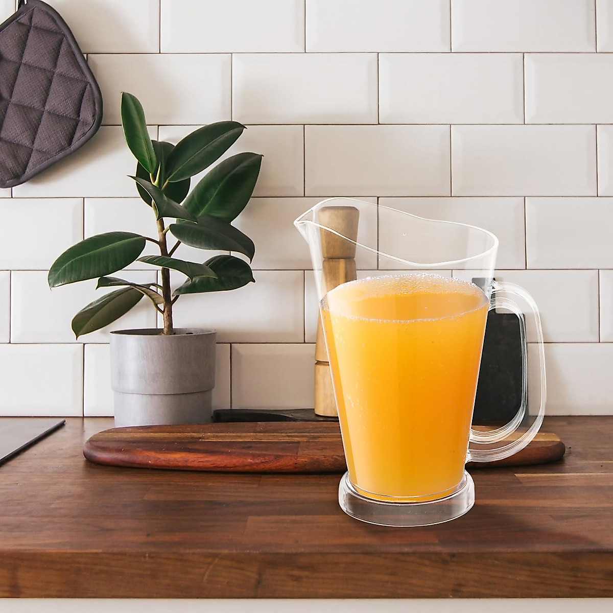 Tioncy 16 Pcs Clear Plastic Drink Pitcher Bulk 34 oz, Water Pitcher with Handle Beverage Pitchers Beer Ice Pitcher Restaurant Serving Jug for Wedding Table Xmas Party Container