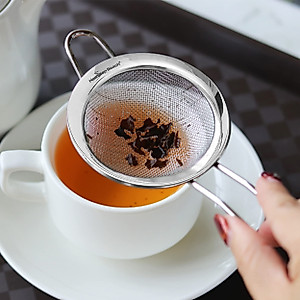 Hamilton Beach Fine Mesh Strainer - Stainless Steel Fine Mesh Sieve - Set of 3 Strainers for Baking, Pasta, Rice, Flour & Vegetable, Tea Sifter, Food Strainer with Long Handle - Perfect Kitchen Tool