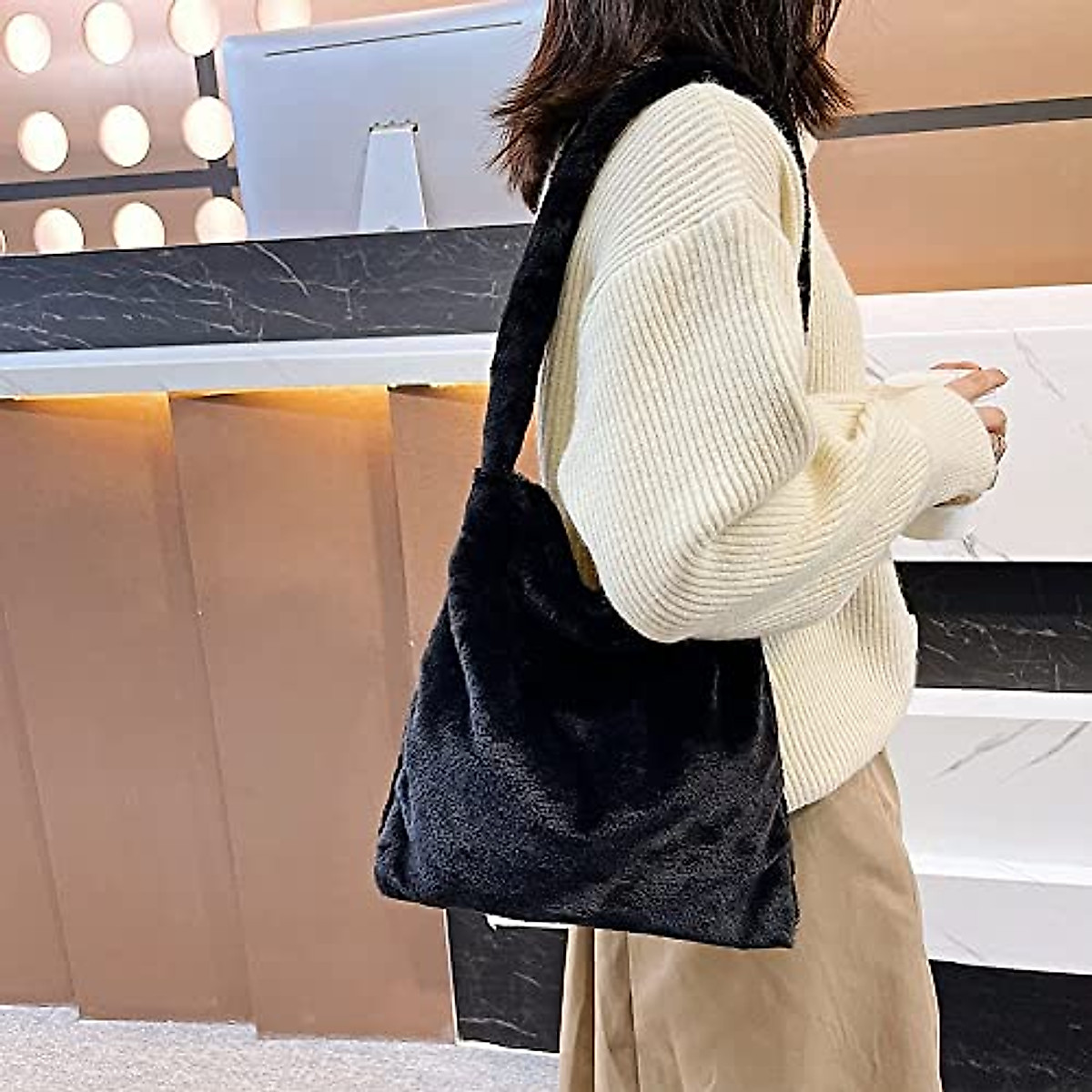 WAGHAIXAX Fluffy Tote Bag Y2K Long Strap Furry Tote Bag Large Cute Plush Bag Women Furry Underarm Bag for Autumn and Winter (Black)