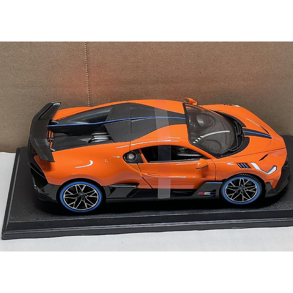 Bugatti Divo Orange 1:18 Special Edition diecast Collection car