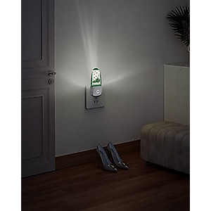 RisQiten St. Patrick's Day Night Light, LED Plug in Night Light, Green Checkered Board Truck Clover Gold Night Lights with Dusk to Dawn Sensor Decorative Kids/Adults Nightlight for Bedroom Bathroom