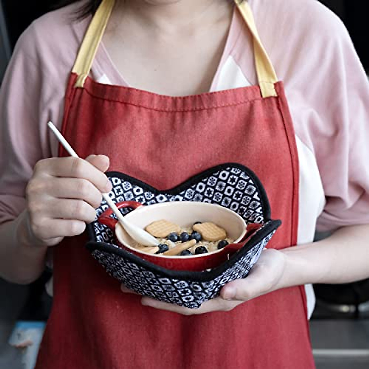 Sheff Microwave Bowl Cozy Huggers Set of 4 – Durable and Reliable – for Hot and Cold Bowls, Plates and Dishes Bowl Holder for Microwave – Bowl Cozies Ideal Household Gift Store (Black and White)