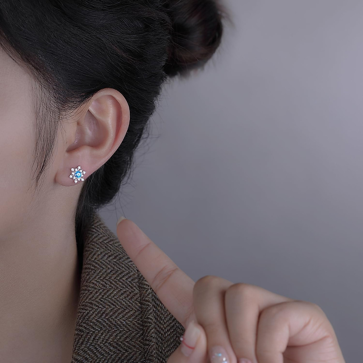 SLUYNZ 925 Sterling Silver Sparkling Blue Crystal Snowflake Studs Earrings for Women Pretty Snowflake Earrings Studs (A-Silver)