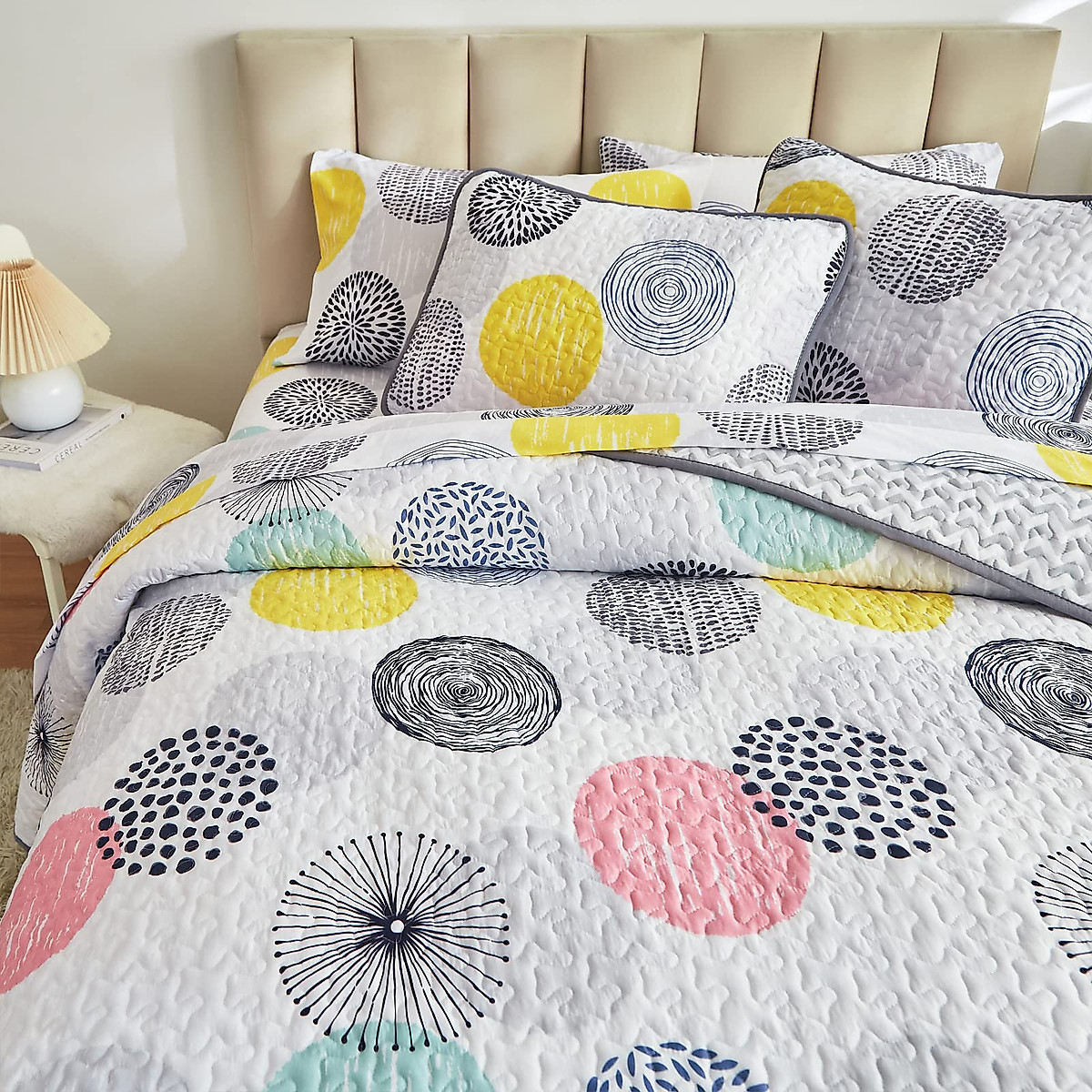 UOZZI BEDDING 7 Piece Quilt Set Bed in a Bag Colorful Dots King Size All Season Bedspread Coverlet with (1 Reversible Quilt 101x88, 2 Pillow Shams, 1 Flat Sheet, 1 Fitted Sheet, 2 Pillowcases)