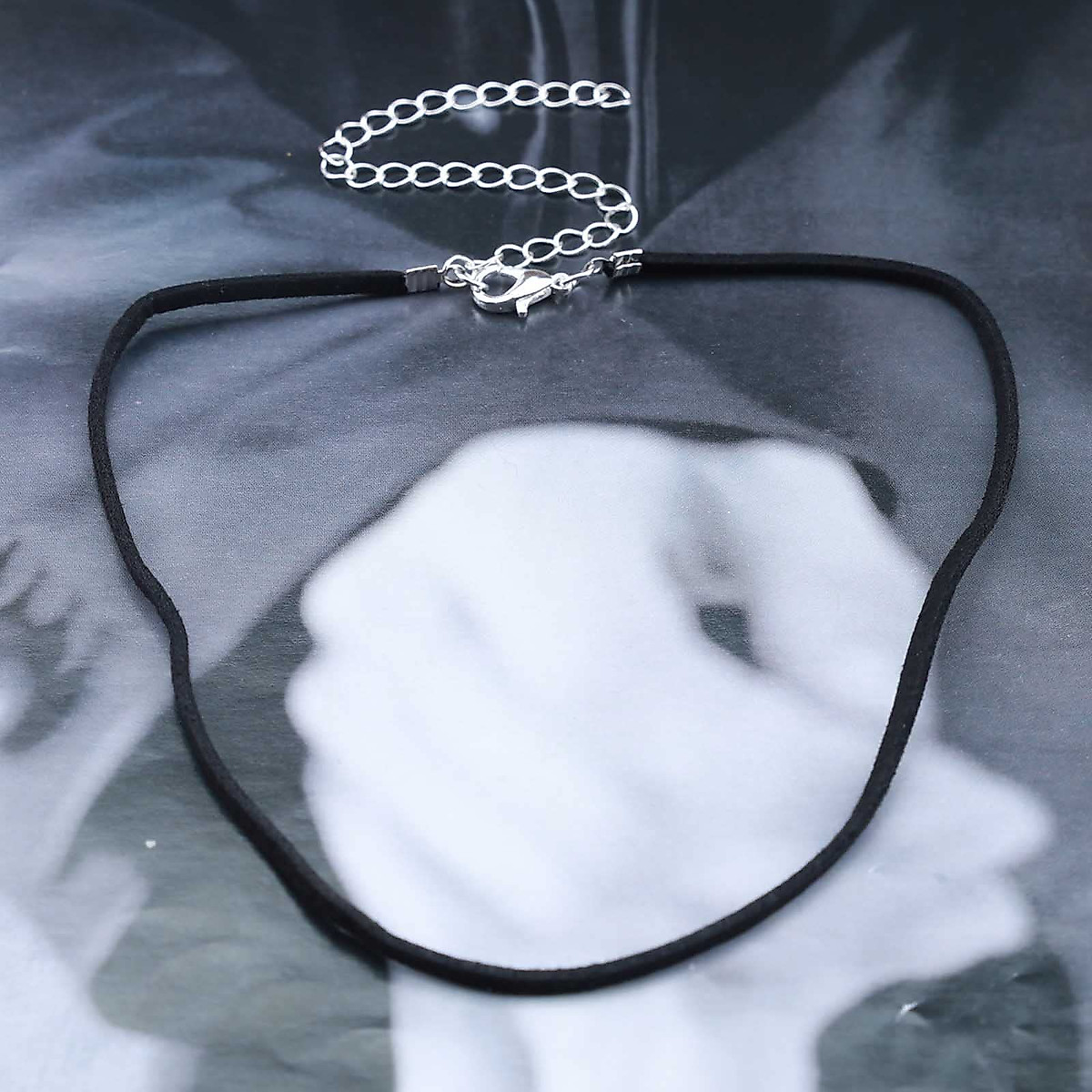 Allereyae Vintage Suede Choker Necklace Black Velvet Choker Necklace Short Thin Black Necklace Boho Necklace Jewelry for Women and Girls (Single layer)