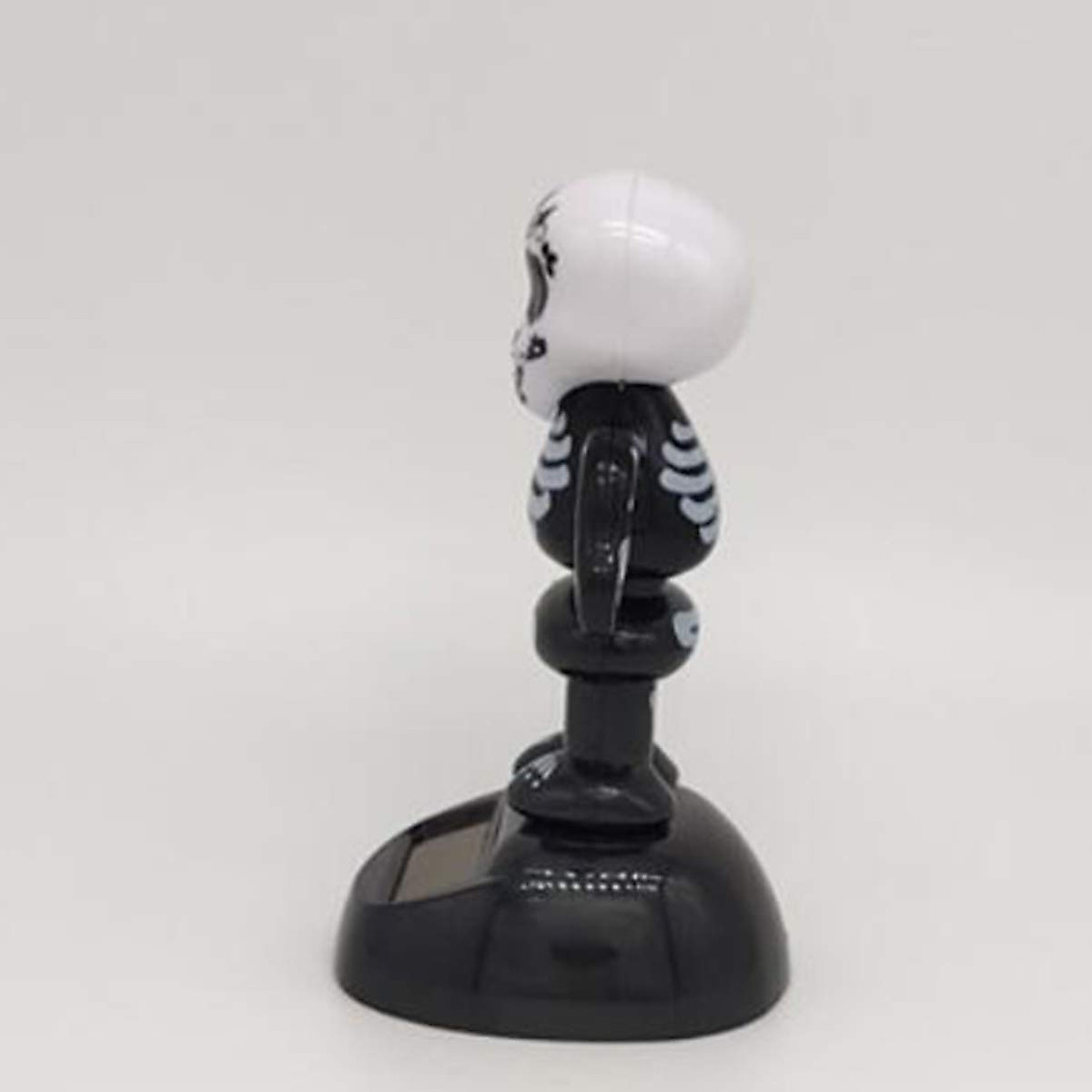 Amosfun 2pcs Halloween Solar Bobble Skeleton Shaking Head Dancing Toy Figurines Car Dash Board Decorations Halloween Party Favors Gifts