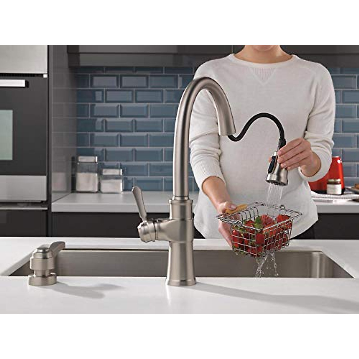 Delta Faucet Spargo Brushed Nickel Kitchen Faucet, Kitchen Faucets with Pull Down Sprayer, Kitchen Sink Faucet, Faucet for Kitchen Sink, Soap Dispenser, SpotShield Stainless 19964Z-SPSD-DST