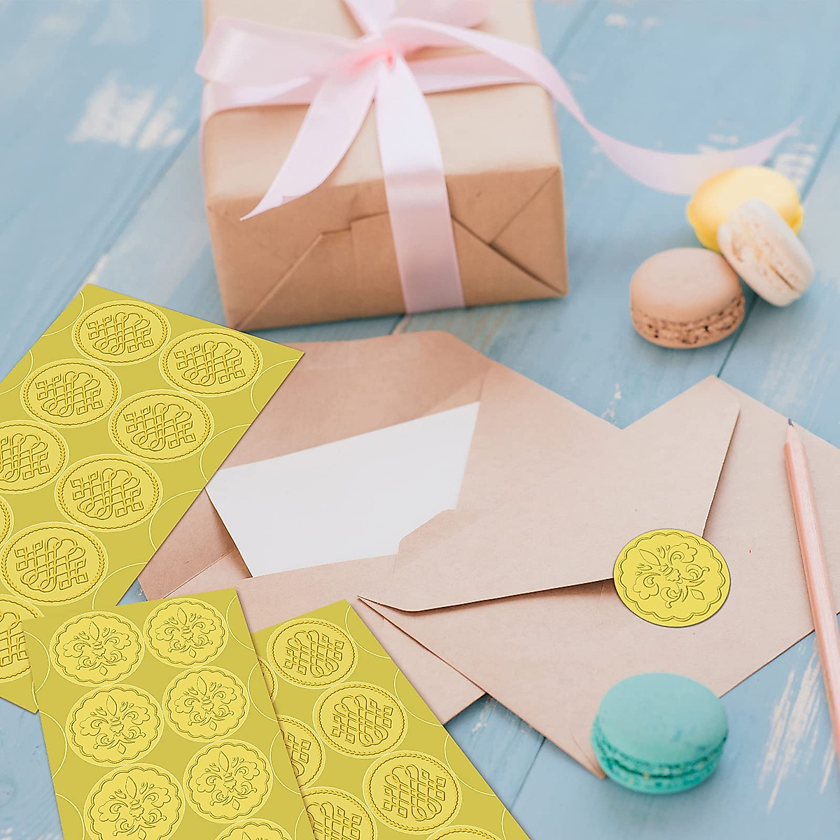 Zonon 100 Pieces Gold Embossed Wax Seals Foil Envelope Sticker Round Embossed Foil Seals Aluminum Foil Sticker Flower Pattern Certificate for Invitations Greeting Cards Party Wedding, 2 Styles