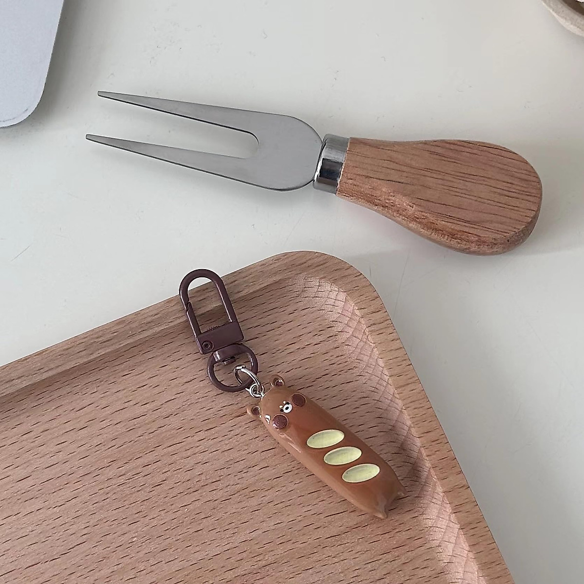 WEIGANGFANG 5 Pcs Resin Cat Dog Bear Rabbit Bread Key Chain Cartoon Star Cookies Key Rings Animal Cake Keychains for Halloweens’ Gift, Boy & Girls' Gift