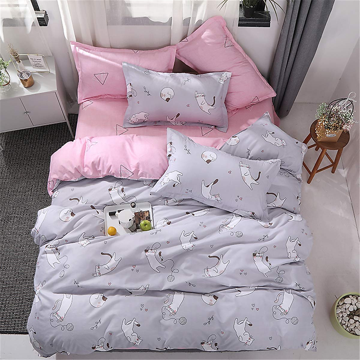 Omelas Girls Grey Bedding Duvet Cover Set Queen Full Size Kids Lovely Cats Playing with Pink Geometry Reversible Quilt Cover Super Soft Microfiber Bedding,2 Pillow Shams,Zipper Closure(KAMM,Q)