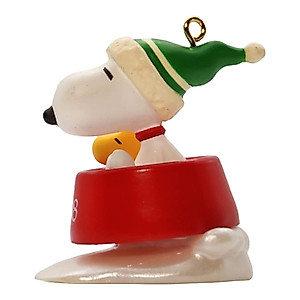 Hallmark Keepsake Ornament Winter Fun With SNOOPY 1998 QXM4243