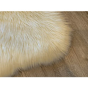 LAMBZY Faux Sheepskin Super Soft Hypoallergenic Silky Shag Rug for Living Room, Kids Room, Sofa (Quarto 4 Pelts 4'x6', Cream)