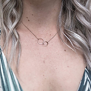 Dear Ava Collar Regalo Para Tía: Joyería, Cumpleaños, Día de la Mujer, Sobrina a Tía, 2 Asymmetrical Circles (silver-plated-brass, NA)