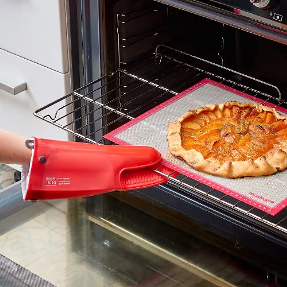 Mastrad Red Oven Mitt Gloves, Heat Resistant, Dishwasher Safe, Waterproof, Non-Slip with Cotton Linings, Baking - F82315