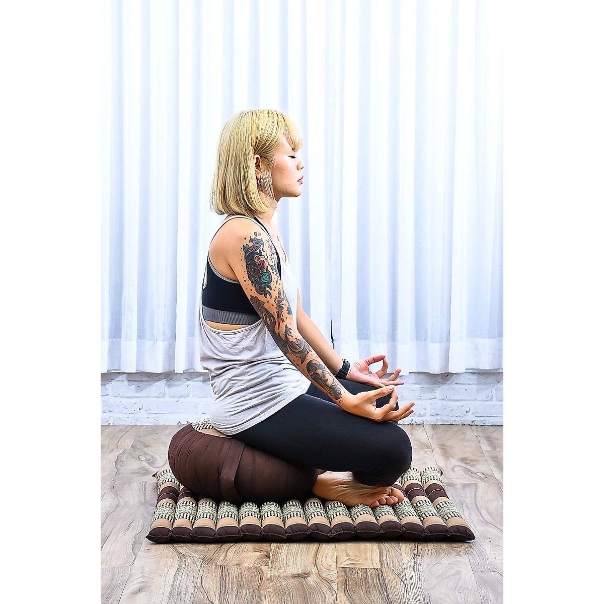 Leewadee Meditation Cushion Set – 1 Round Zafu Yoga Pillow and 1 Square Roll-Up Zabuton Mat Filled with Eco-Friendly Kapok, Brown